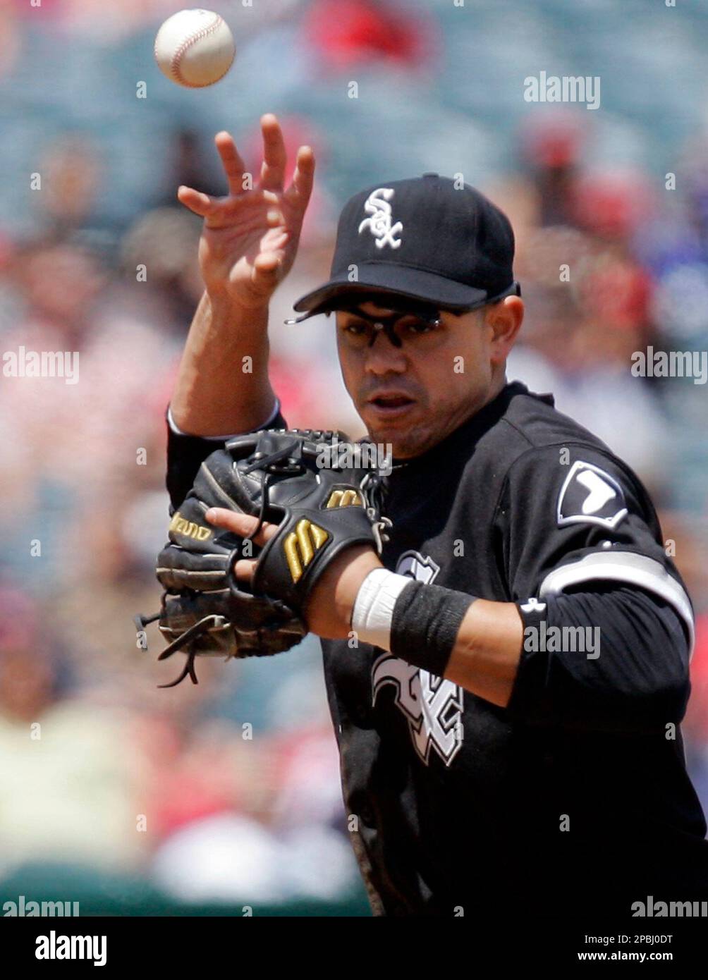 Chicago White Sox shortstop Alex Cintron loses control of the ball ...