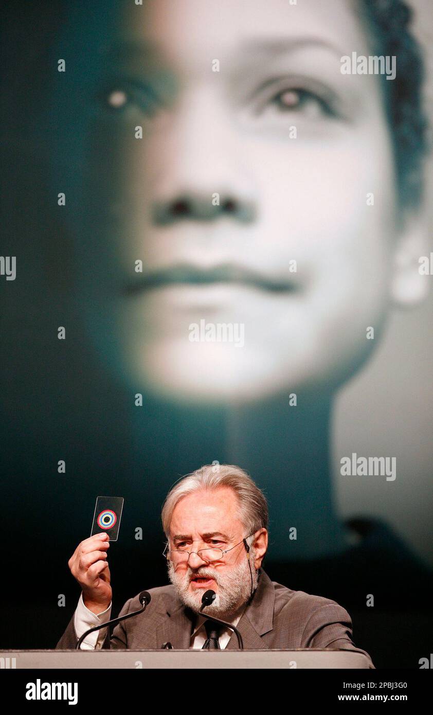 Museum designer Ralph Applebaum of Ralph Applebaum Associates shows the ...