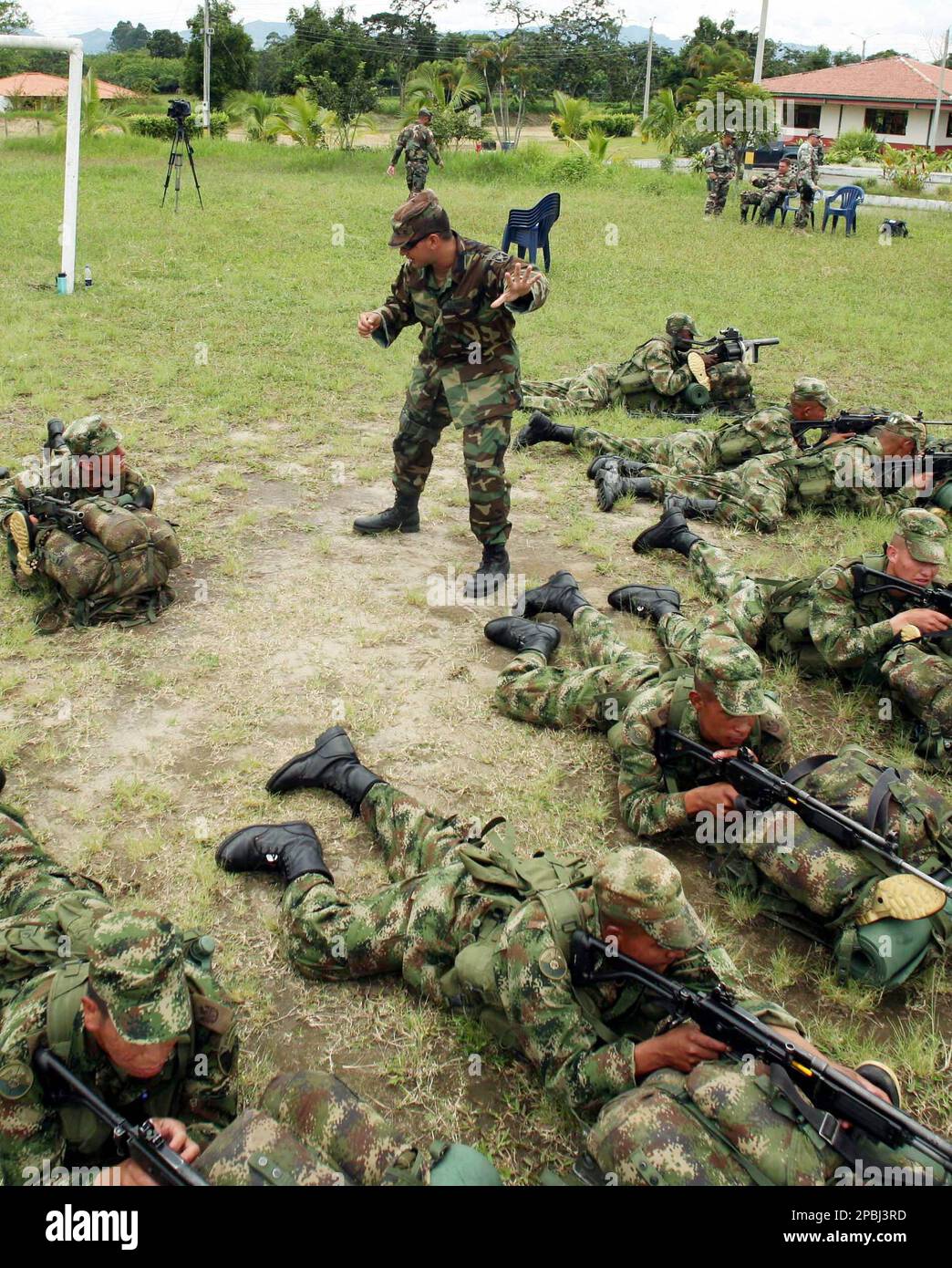 An unidentified U.S. Special Forces trainer, center, teaches Colombian ...