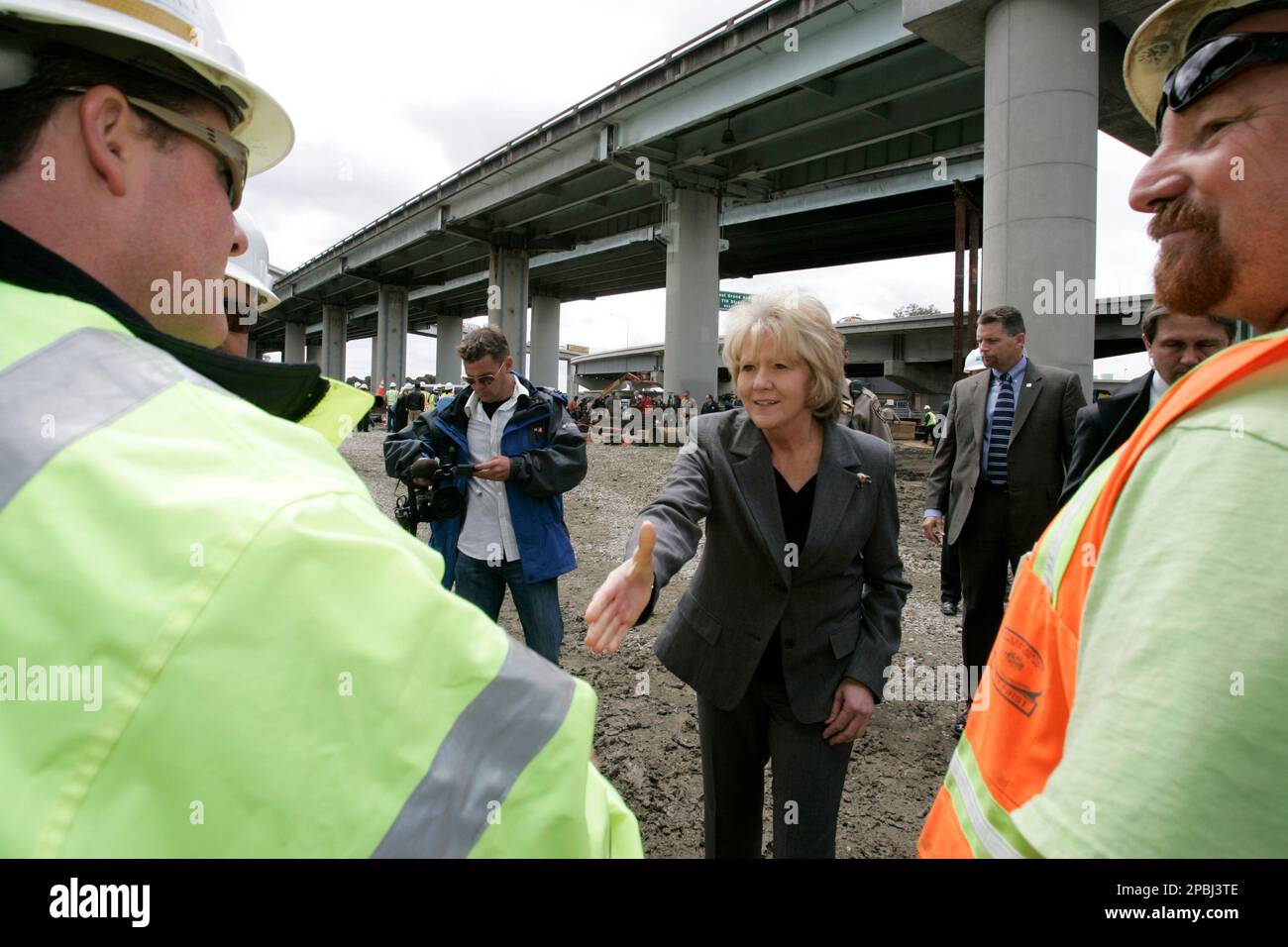U.S. Transportation Secretary Mary Peters, center, thanks CalTrans ...