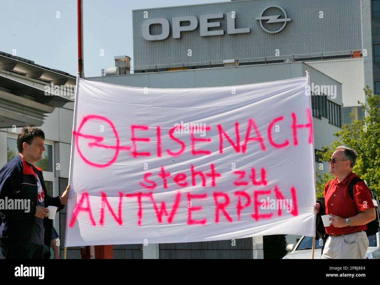 Gerold Fischer, links, und Dieter Schlageter, rechts, stehen am Donnerstag, 3. Mai 2007, in ...