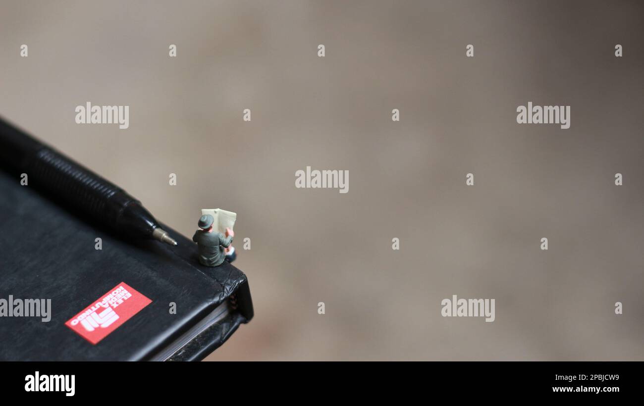 Man newspaper library hi-res stock photography and images - Alamy