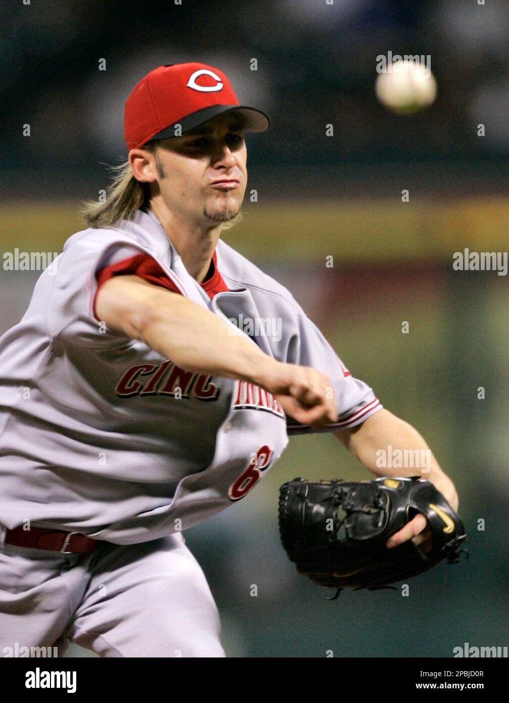 Cincinnati Reds pitcher Bronson Arroyo delivers a pitch during the ...