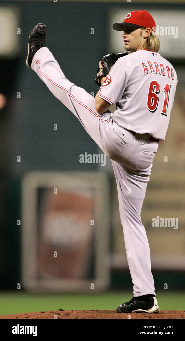Cincinnati Reds pitcher Bronson Arroyo delivers a pitch during the ...