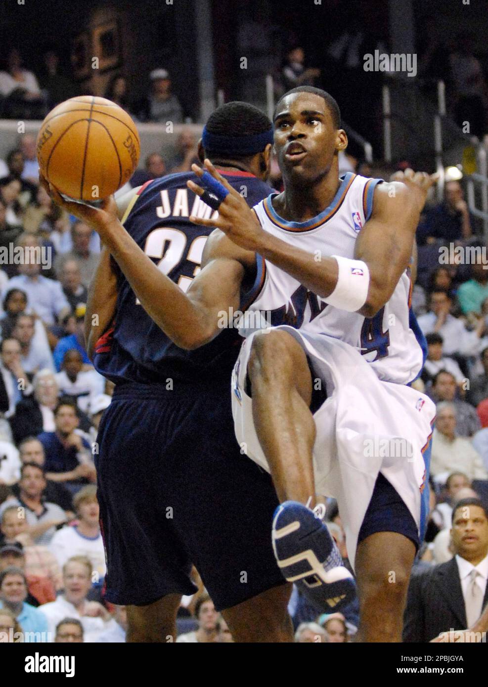 Washington Wizards' Antawn Jamison (4) goes to the basket past ...