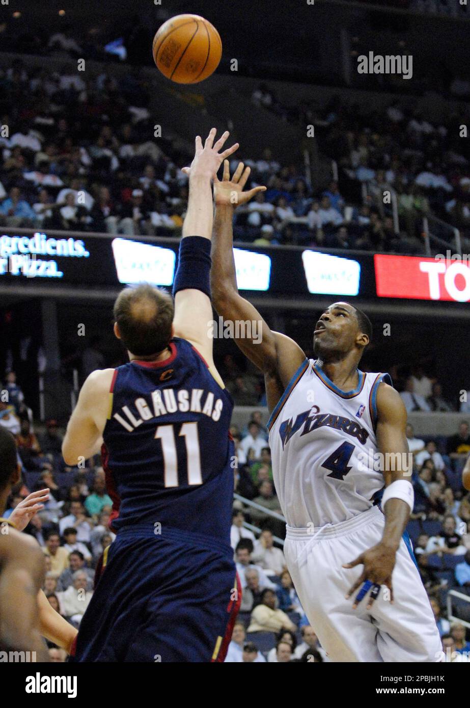 Washington Wizards' Antawn Jamison (4) shoots over Cleveland Cavaliers ...