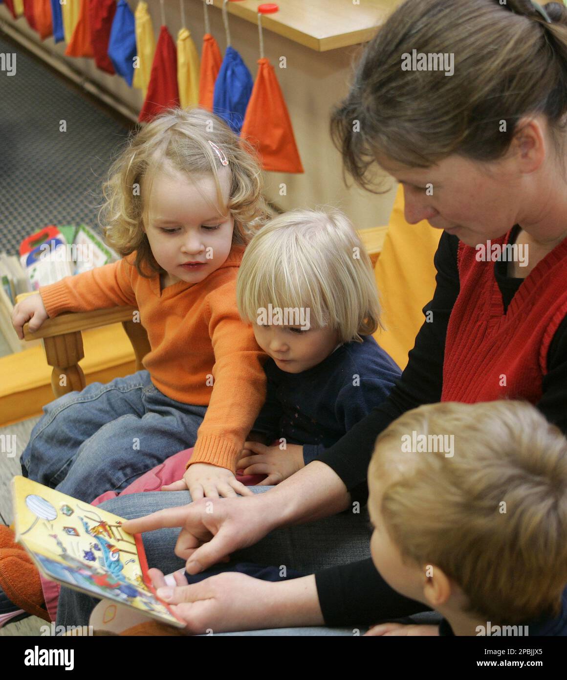 ** ARCHIV ** Andrea Becker, Erzieherin der Kinder-Betreuungsinitiative ...