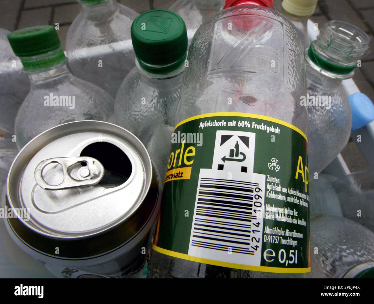 ** ARCHIV ** Eine Getraenkeflasche aus Plastik mit dem Logo der ...