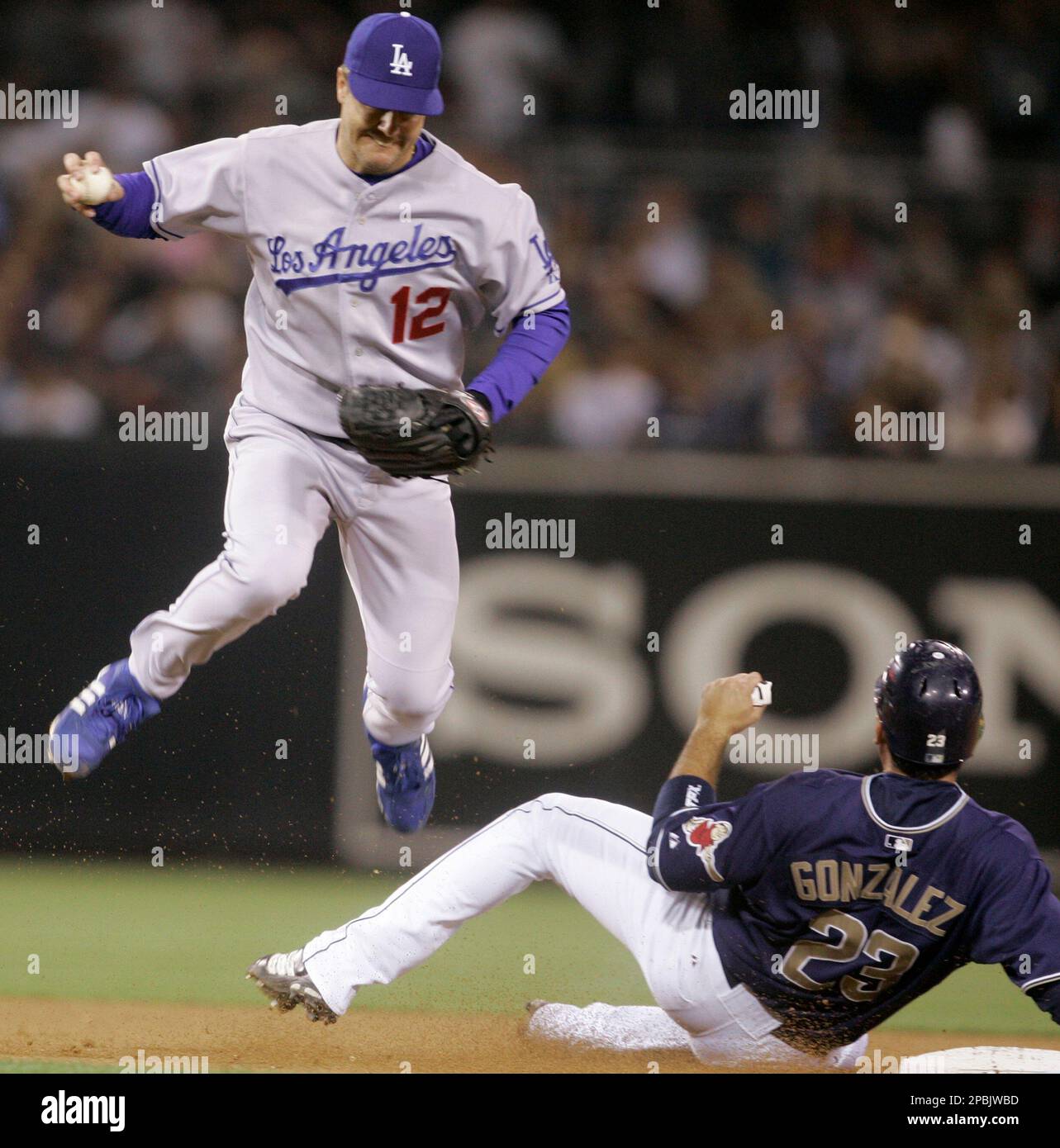 Los Angeles Dodgers second baseman Jeff Kent escapes the wide slide of ...