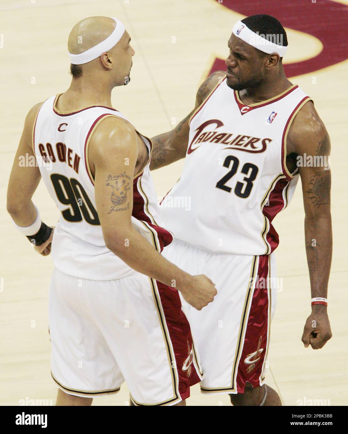 Cleveland Cavaliers' Drew Gooden, left, is congratulated by teammate ...