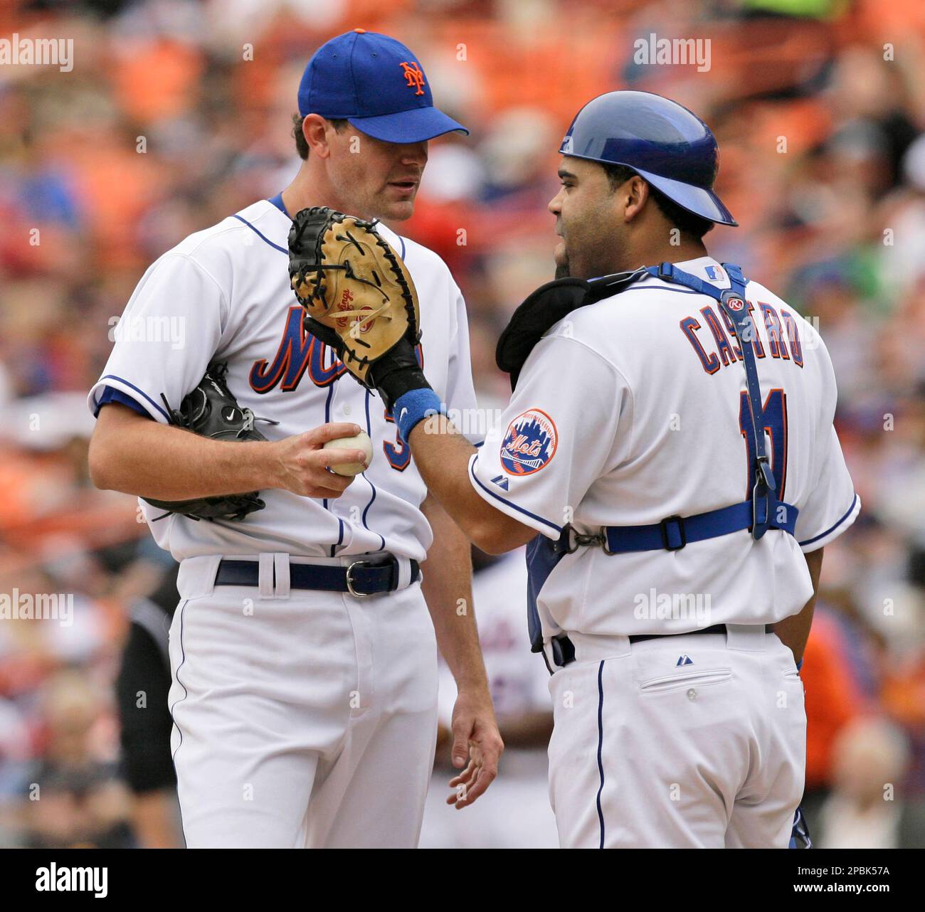 New York Mets catcher Ramon Castro, right, tries to calm pitcher Mike ...