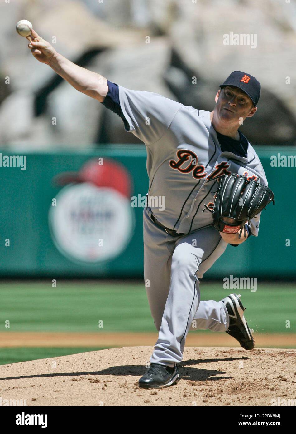 Detroit Tigers pitcher Jeremy Bonderman throws to the Los Angeles ...