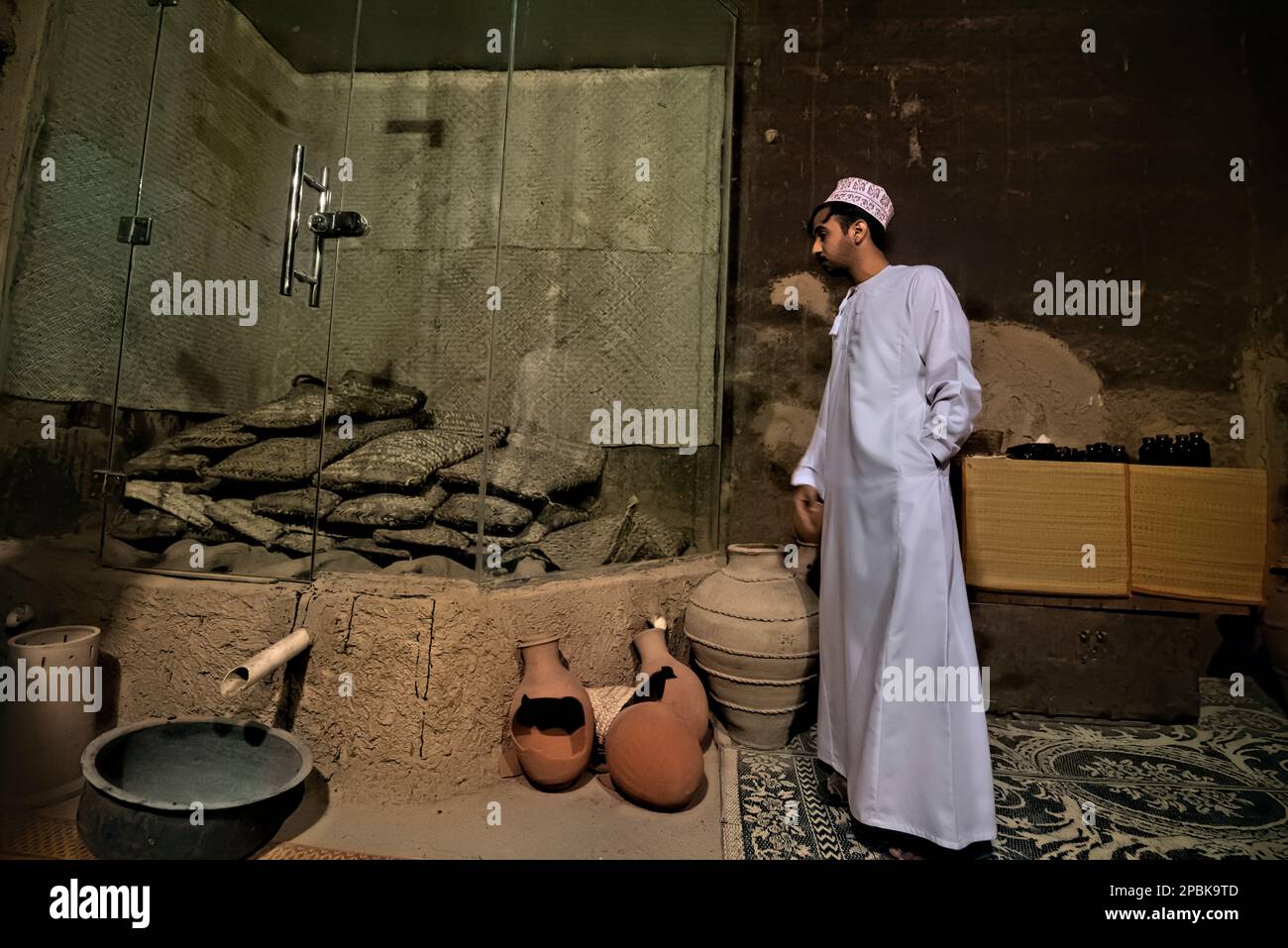 Man wearing traditional dishdasha robe, Bait al Safah, Al Hamra, Oman ...