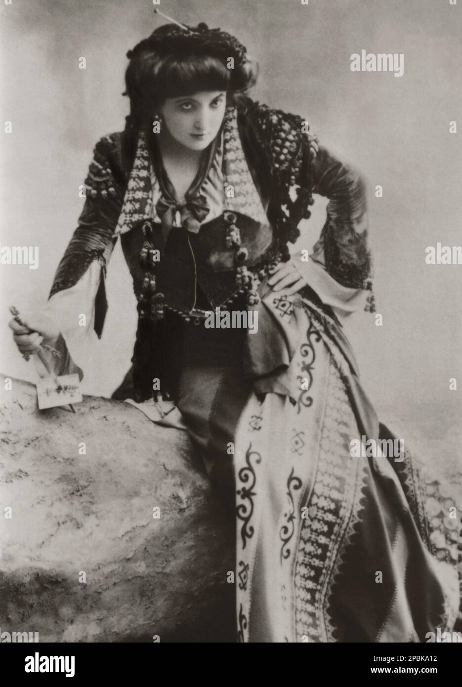 1895 ca : The celebrated french singer soprano Emma Calvé ( Rosa Emma ...