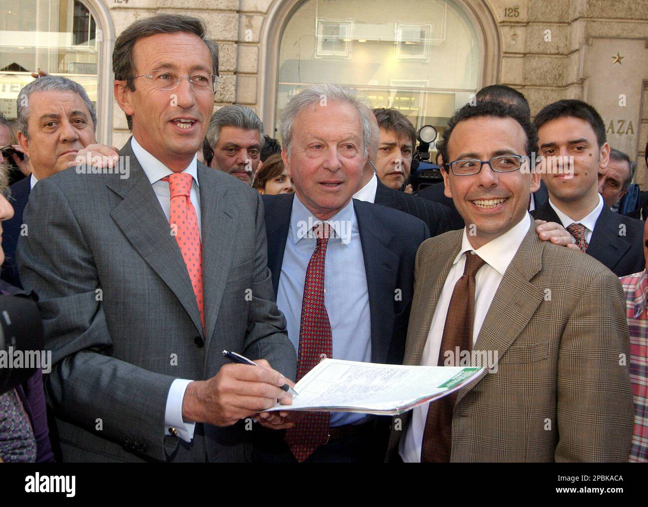 Gianfranco Fini signs the Referendum for the Electoral Law in downtown ...