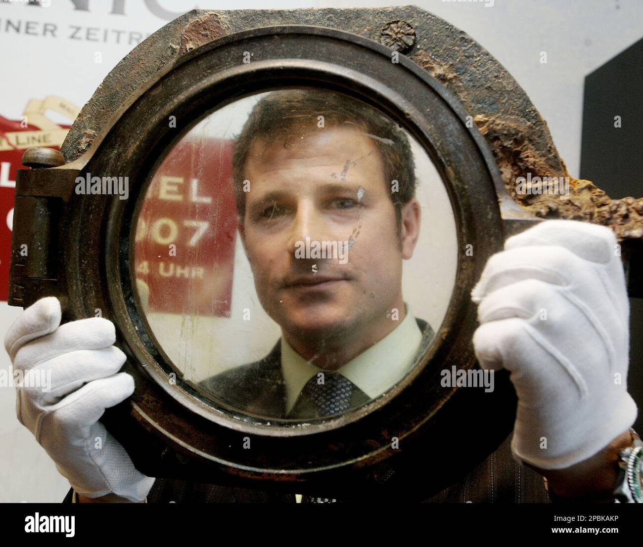 Tom Zaller, Vizepraesident der "RMS Titanic Inc.", zeigt am Dienstag ...