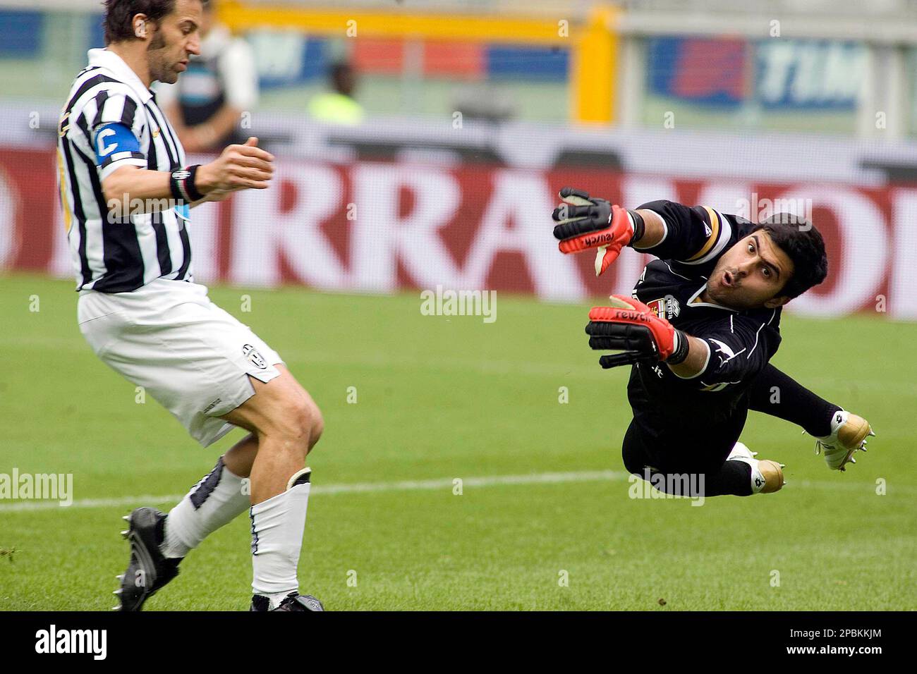 Juventus captain Alessandro Del Piero, left, faces Genoa Brazilian ...