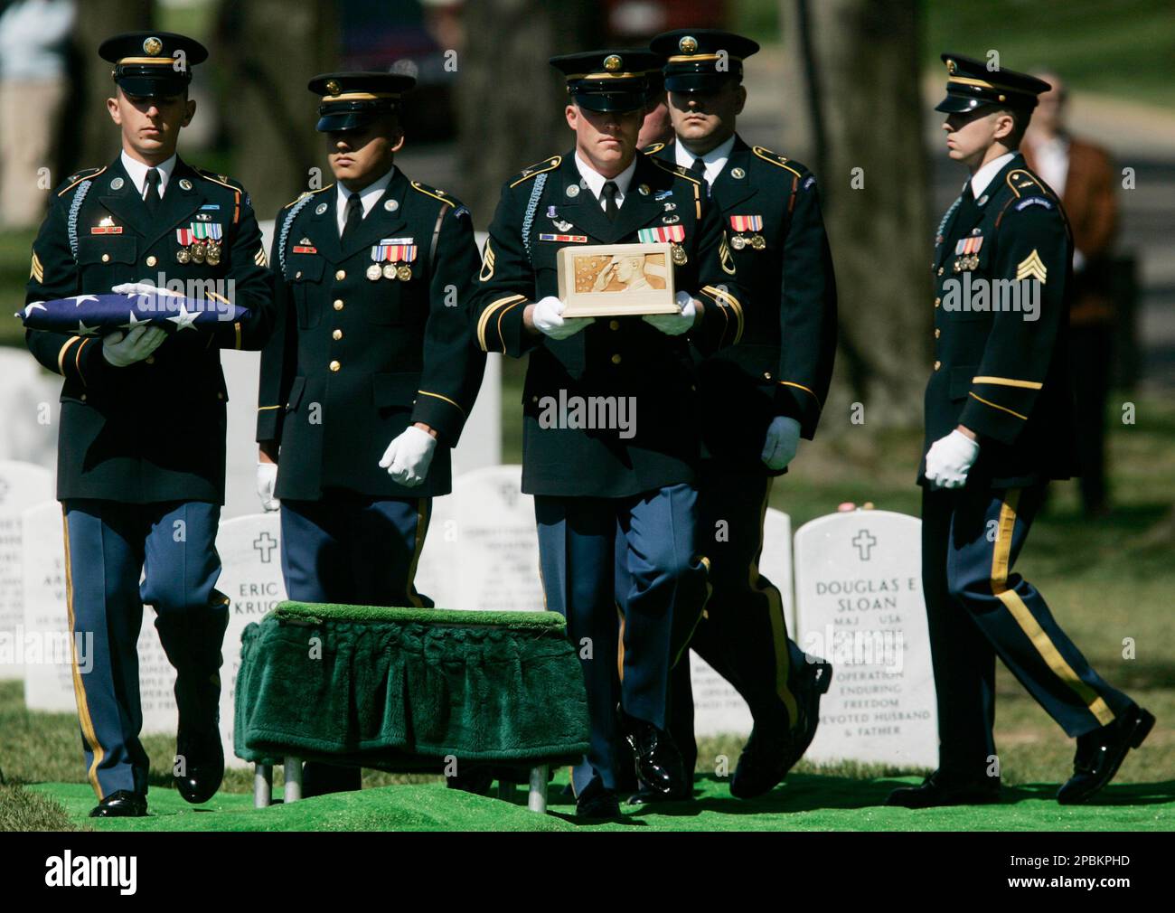 Members of the Army Honor Guard carry in the remains of Army Capt ...