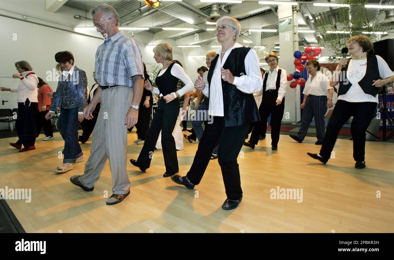 Aeltere Damen und Herren vergnuegen sich am Freitag, 20. April 2007 im ...