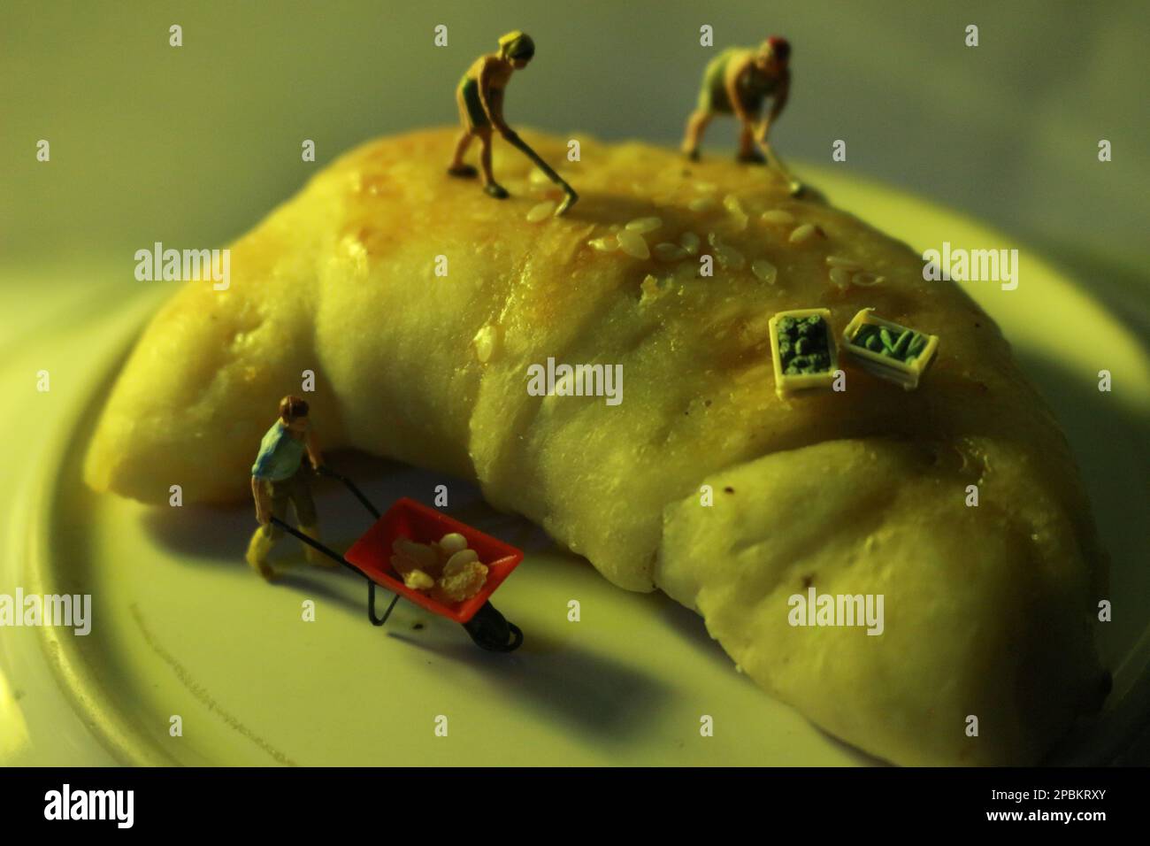 Miniature human figures hi-res stock photography and images - Alamy