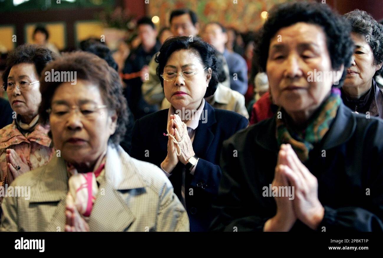 South Korean Buddhists pray for the victims of the Virginia Tech ... South Korean Buddhists pray for the victims of the Virginia Tech ...