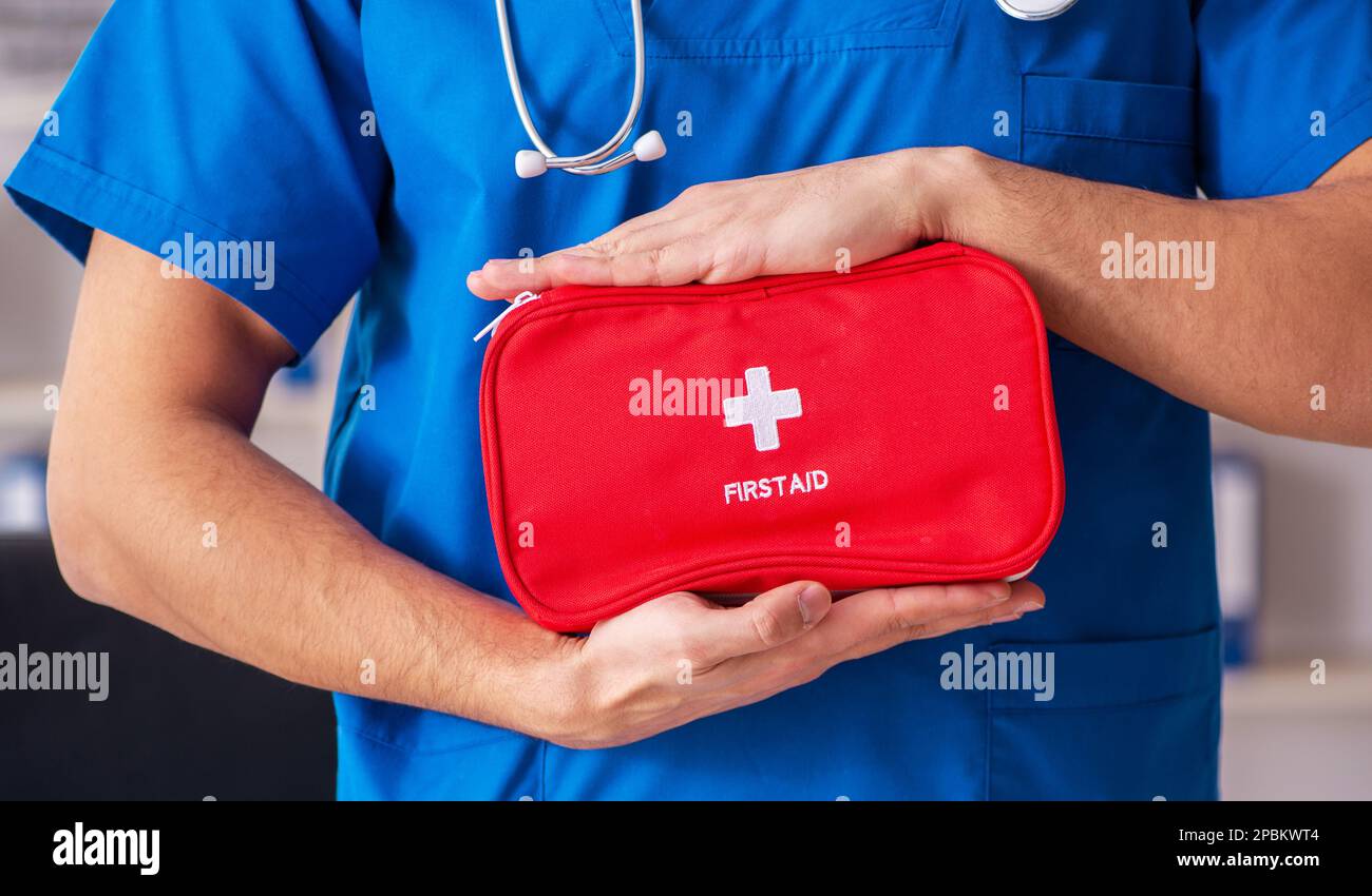 The male doctor with first aid bag Stock Photo - Alamy