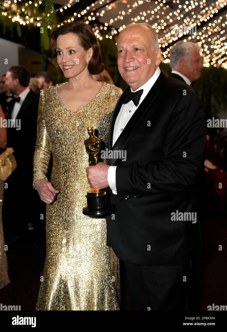 Sigourney Weaver, left, and Joe Letteri, winner of the award for best ...