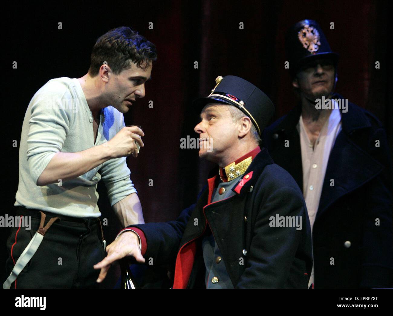 Alexander Pschill in der Rolle des jungen Offiziers Max, Toni Slama als ...