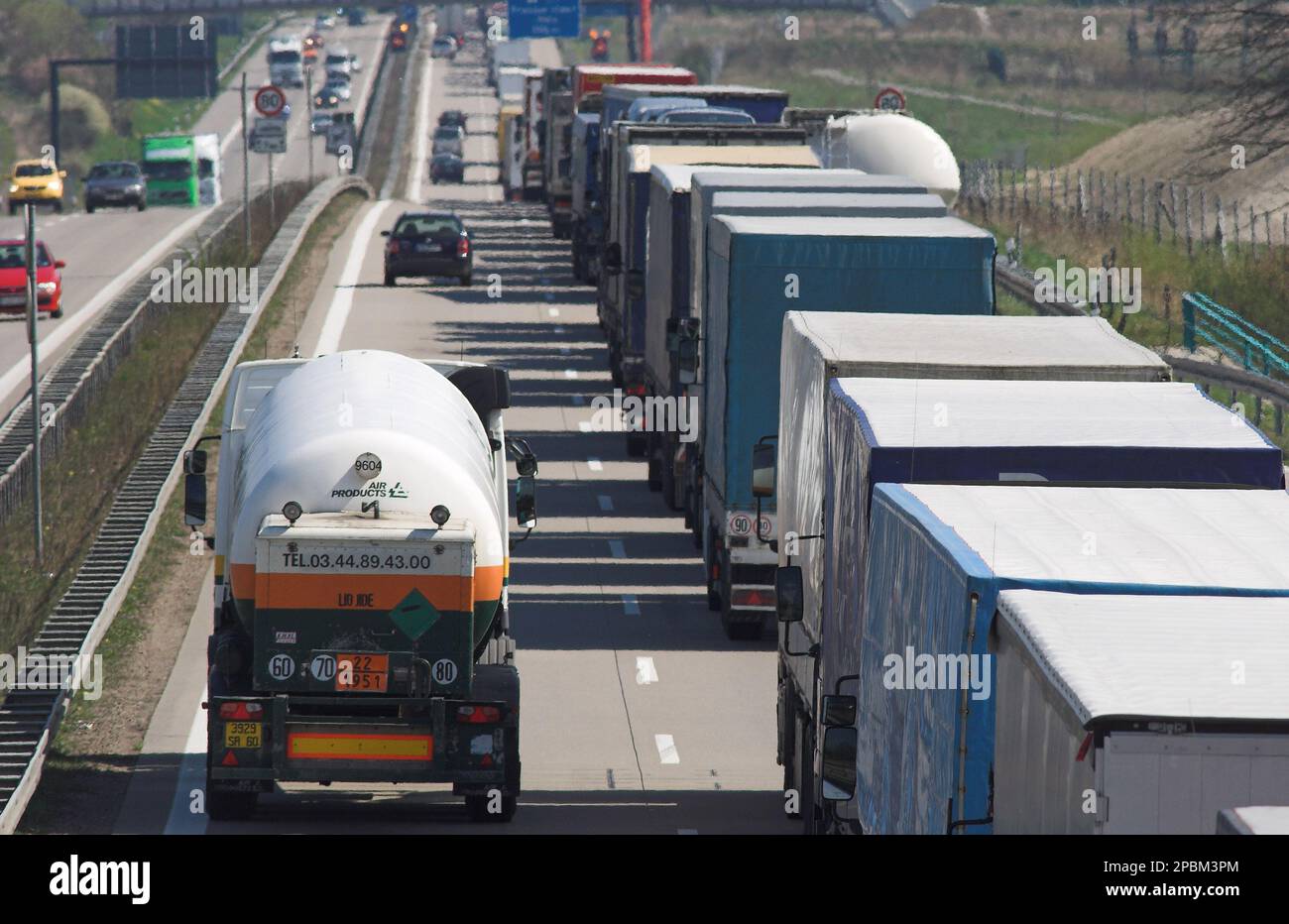 ** ARCHIV ** Ein Tank-Lastwagen ueberholt am 12. April 2007 bei ...