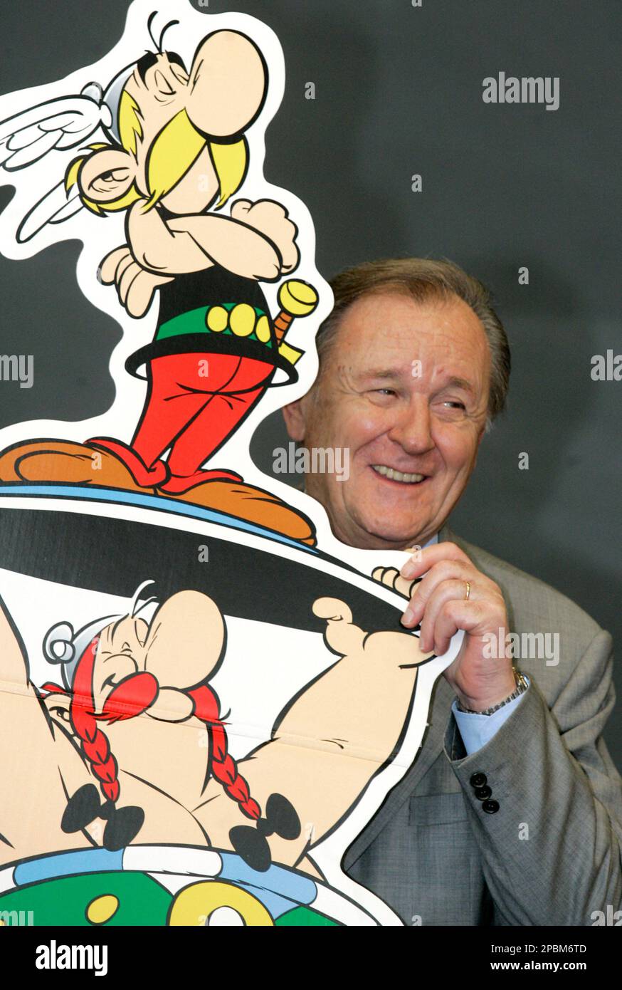 ** ARCHIV ** Der franzoesische Autor und Zeichner Albert Uderzo posiert ...