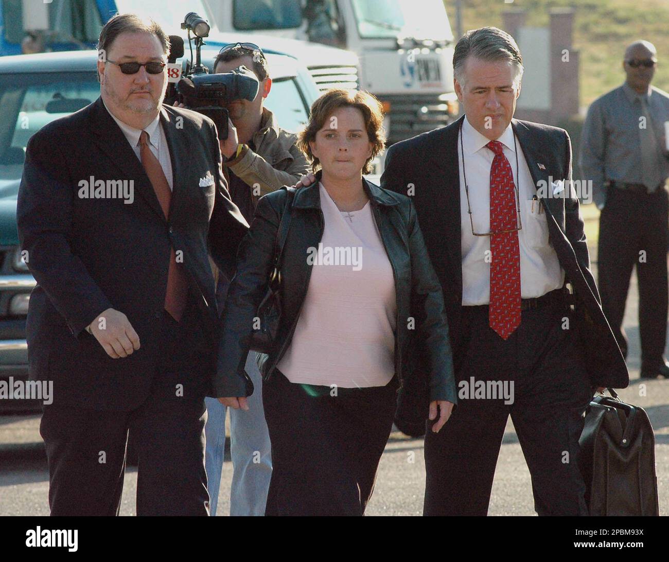 Mary Winkler walks to front door of the McNairy County Justice Complex ...