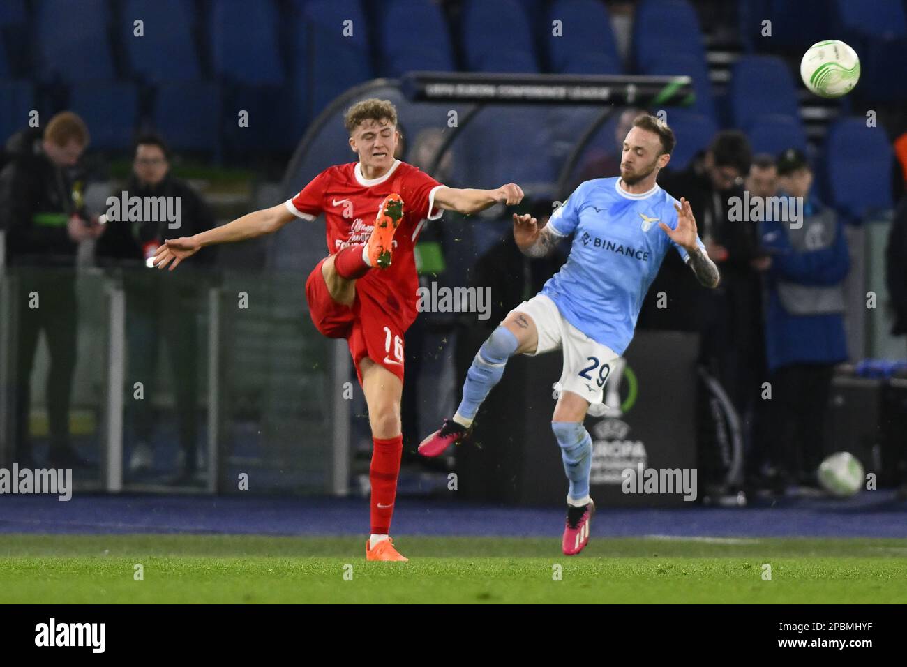 Sven Mijnans of AZ Alkmaar and Manuel Lazzari of S.S. LAZIO during the first leg of the round of ...