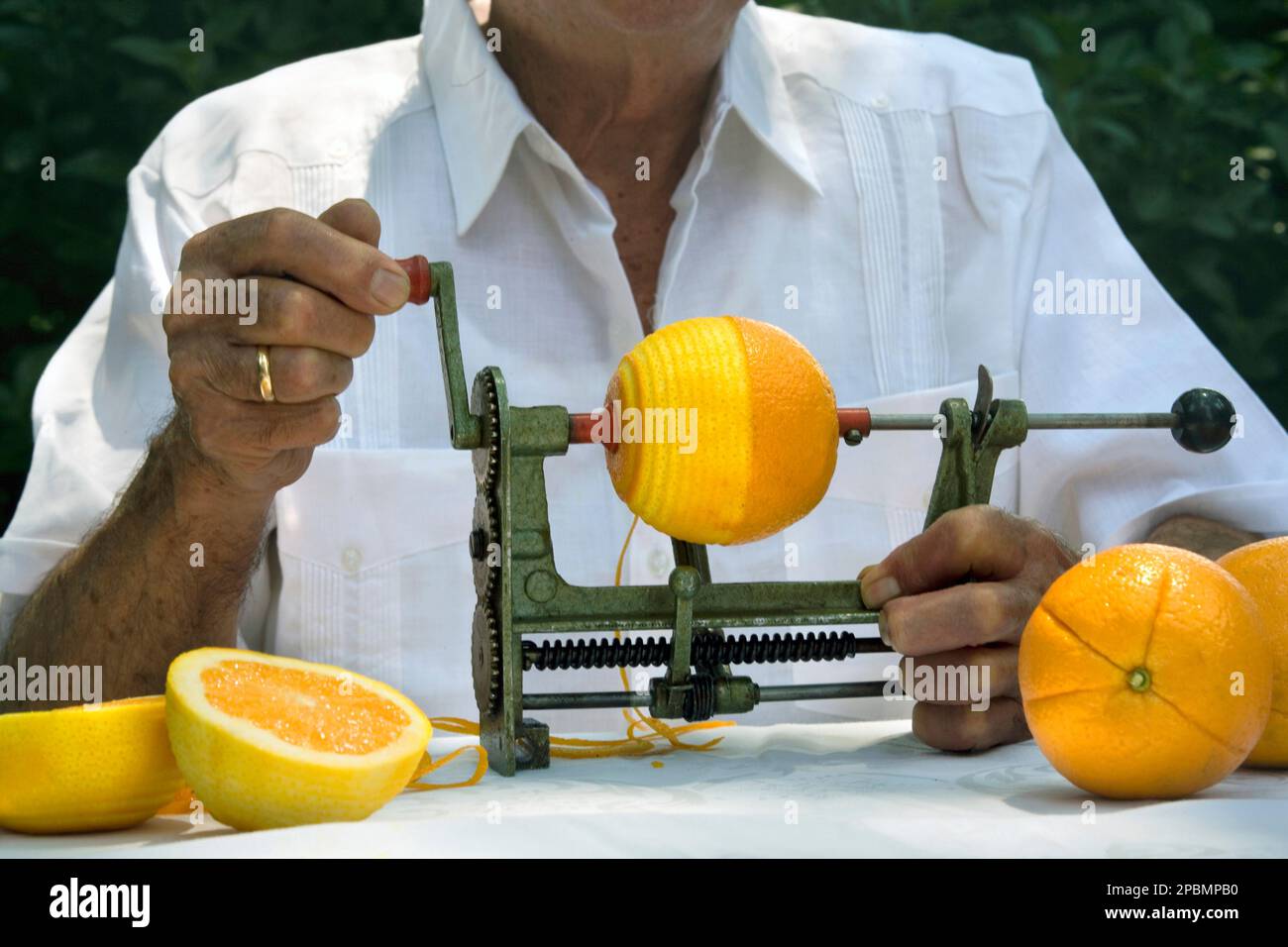ELDERLY CUBAN MAN PEELING ORANGES MIAMI FLORIDA USA Stock Photo - Alamy