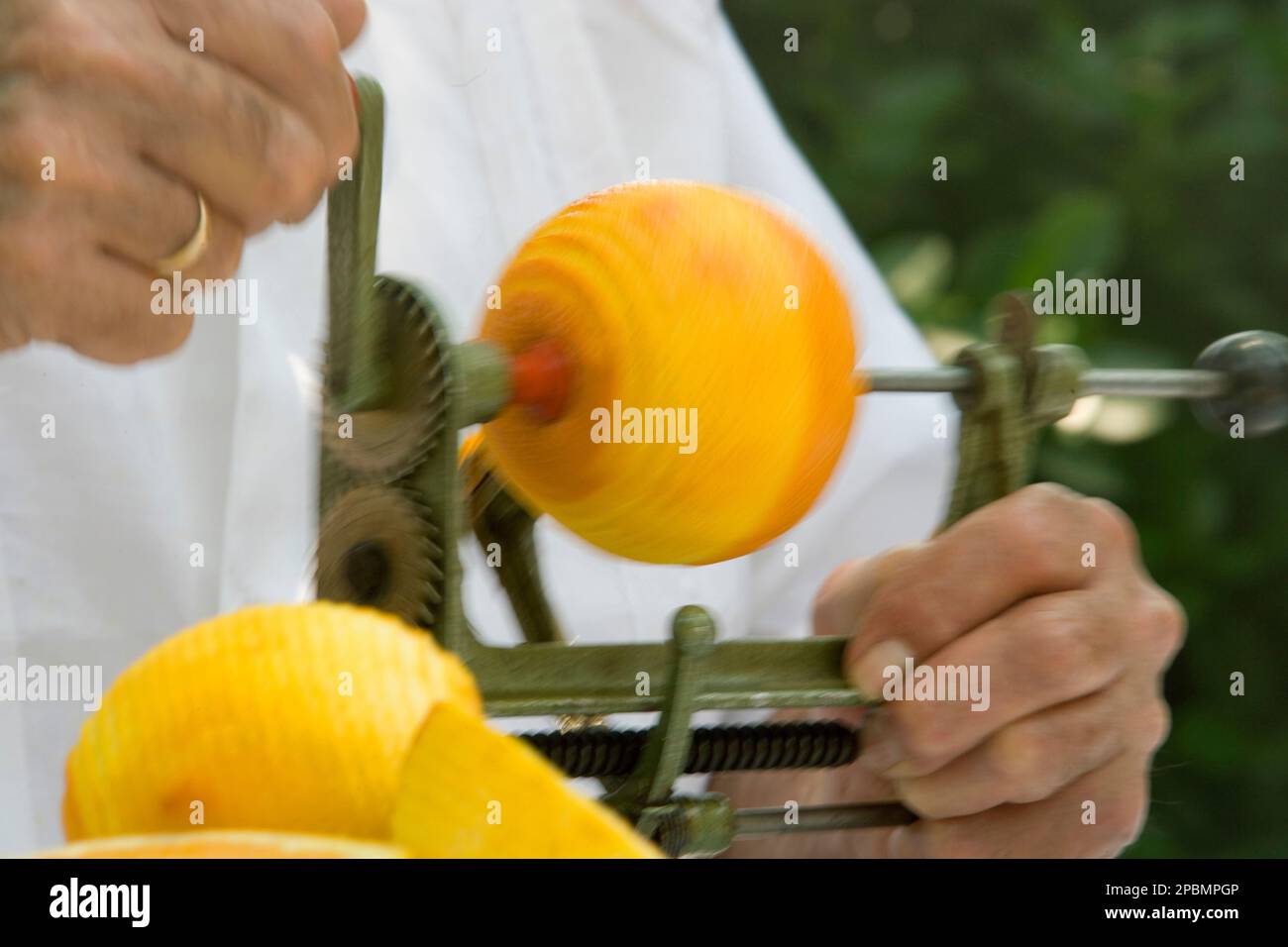 ELDERLY CUBAN MAN PEELING ORANGES MIAMI FLORIDA USA Stock Photo - Alamy