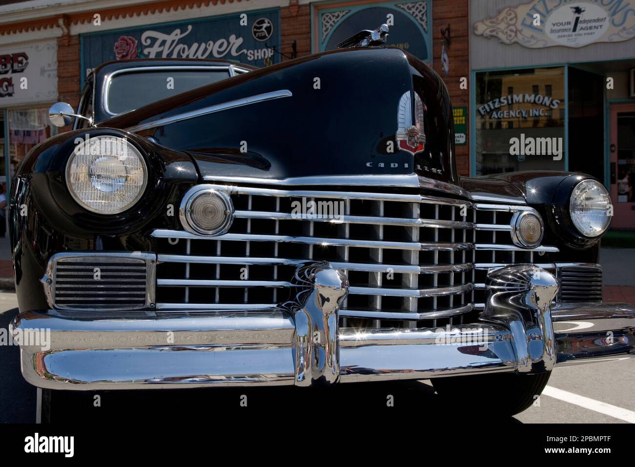 FRONT CHROME GRILL 1942 CADILLAC 61 SEDAN (©GENERAL MOTORS CORP 1941 ...