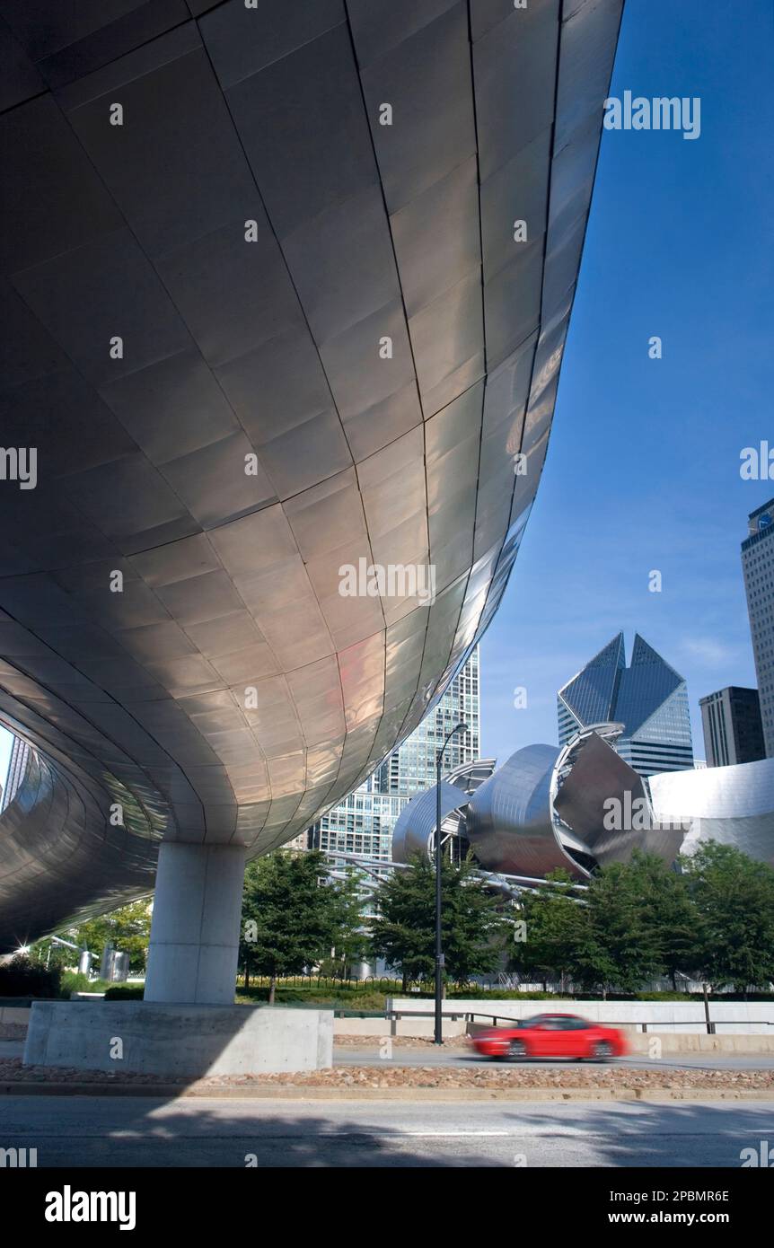 BP PEDESTRIAN FOOTBRIDGE (©FRANK GEHRY 2004) MILLENNIUM PARK DOWNTOWN CHICAGO ILLINOIS USA Stock ...
