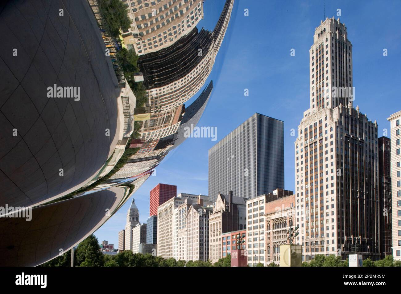 REFLECTION CLOUD GATE SCULPTURE (©ANISH KAPOOR 2004) MILLENNIUM PARK DOWNTOWN SKYLINE CHICAGO ...