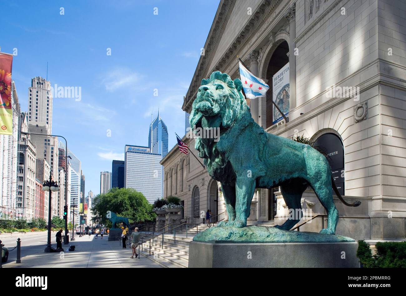 Chicago lion statue hi-res stock photography and images - Alamy