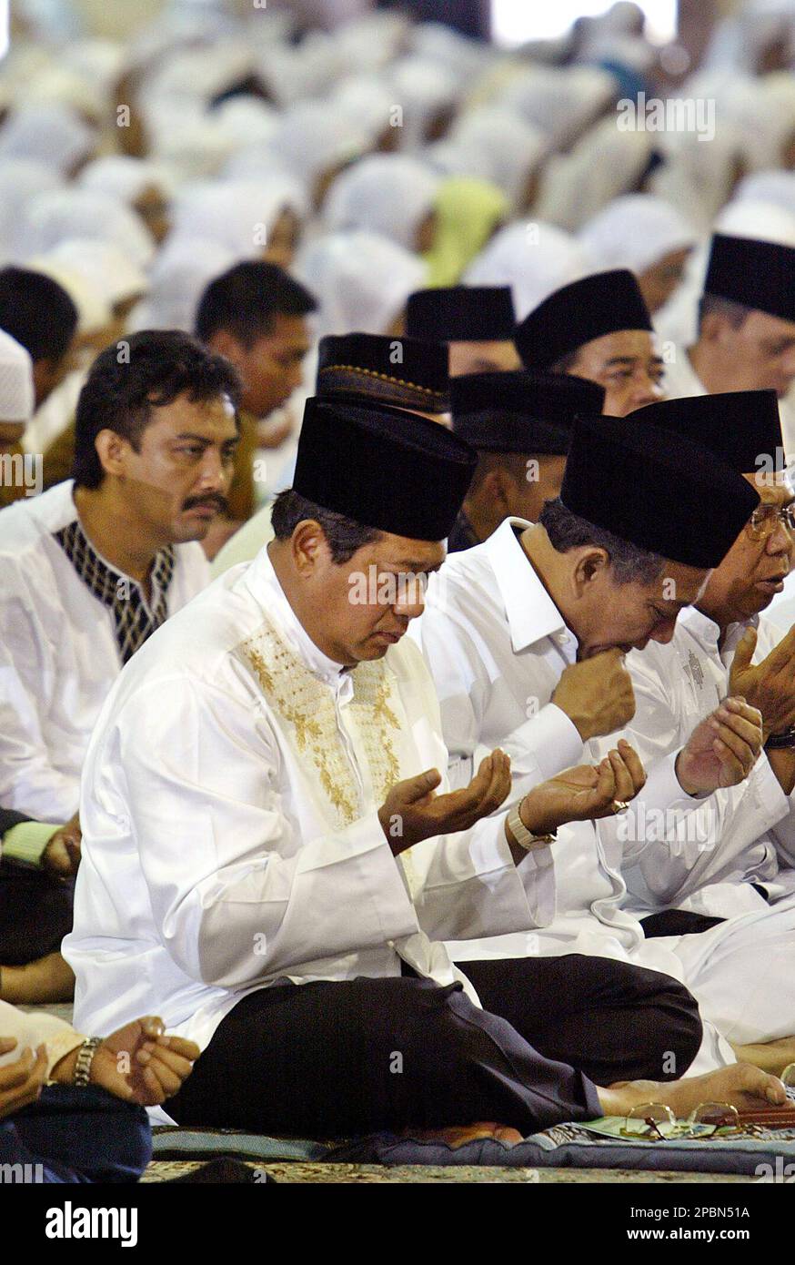 Indonesia President Susilo Bambang Yudhoyono offers prayers for the ...