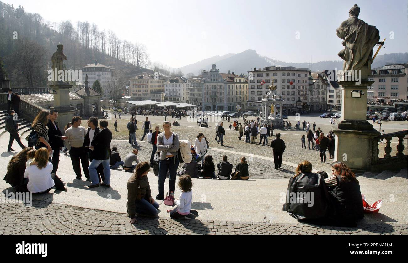 Hunderte von Menschen geniessen am Karfreitag, 6. April 2006, auf dem ...