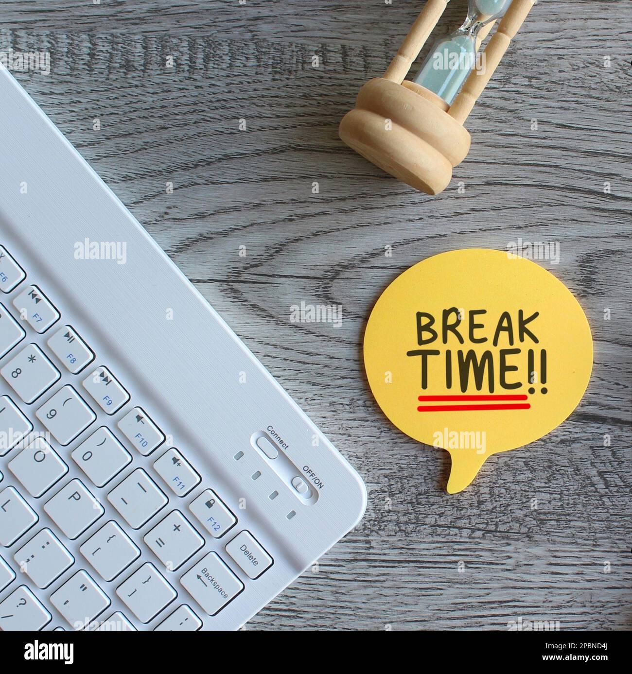 Top view image of keyboard, hourglass and speech bubble with reminder ...