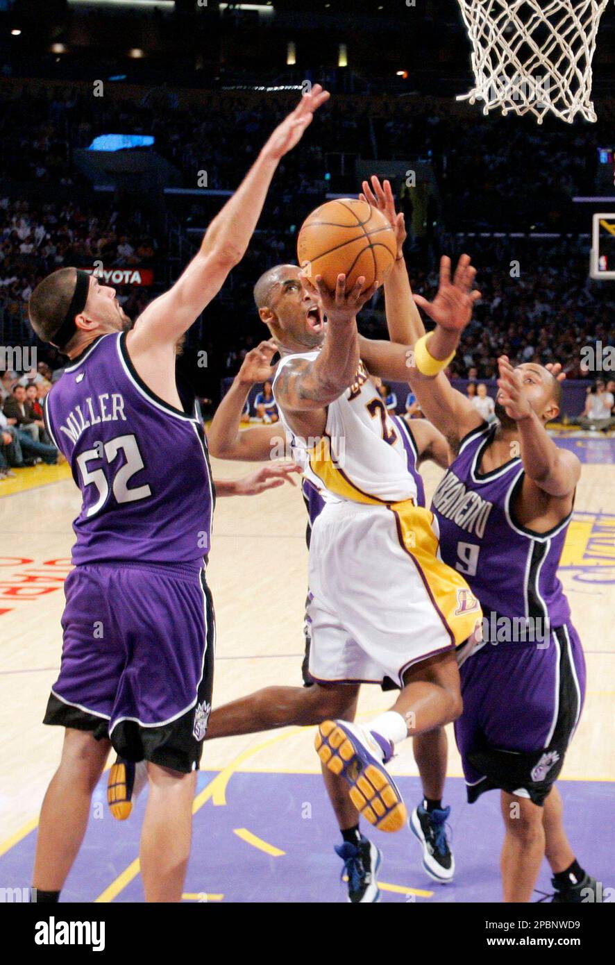 Los Angeles Lakers' Kobe Bryant, center, puts up a shot as Sacramento ...