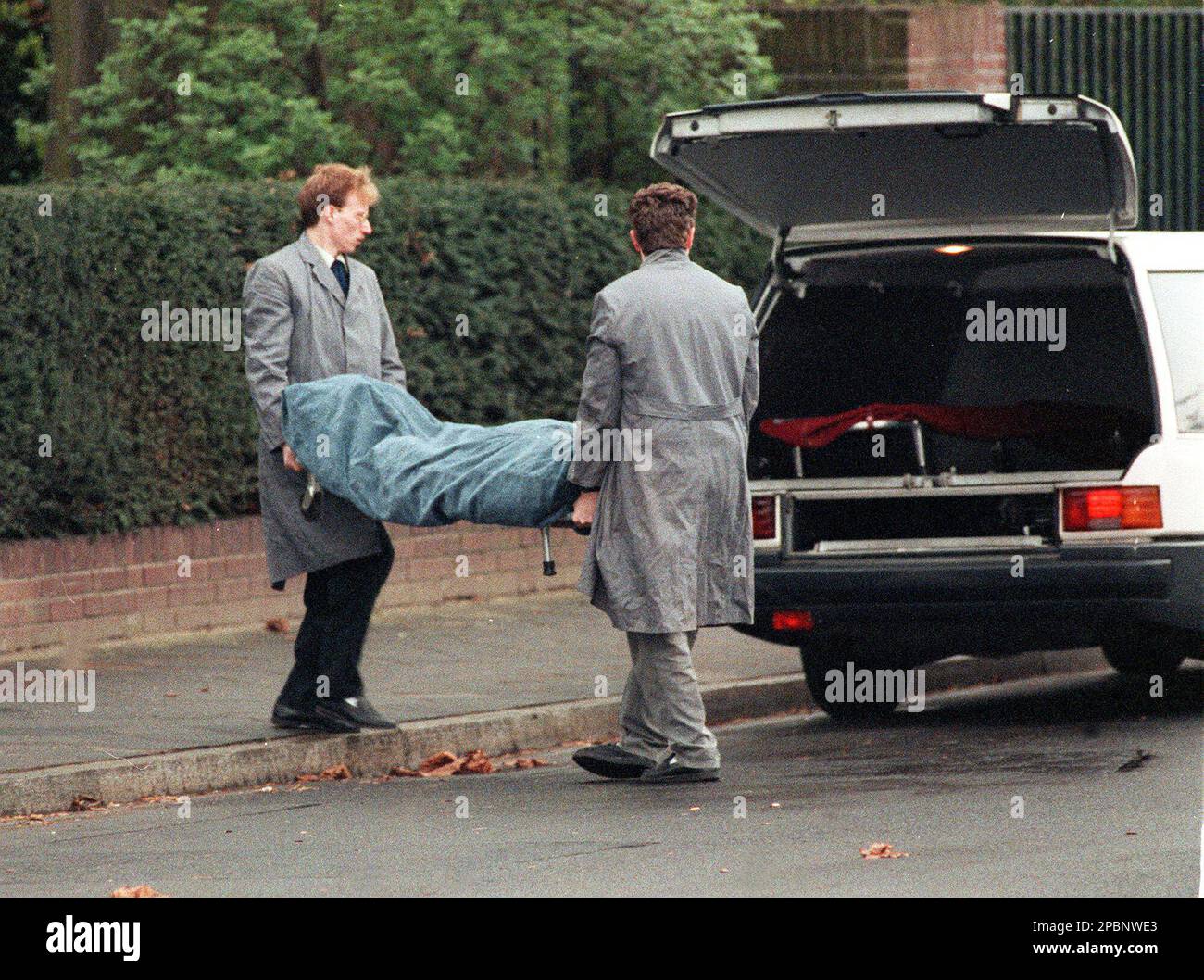 ** ARCHIV ** Mitarbeiter eines Bestattungsunternehmens tragen am 2 ...