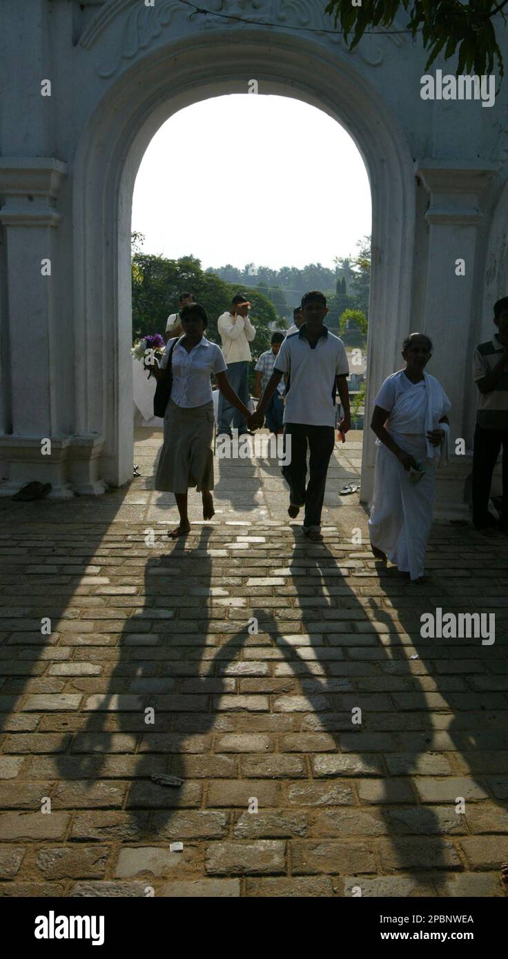 Sri Lankan Buddhist devotees arrive at the Kelaniya temple for full ...
