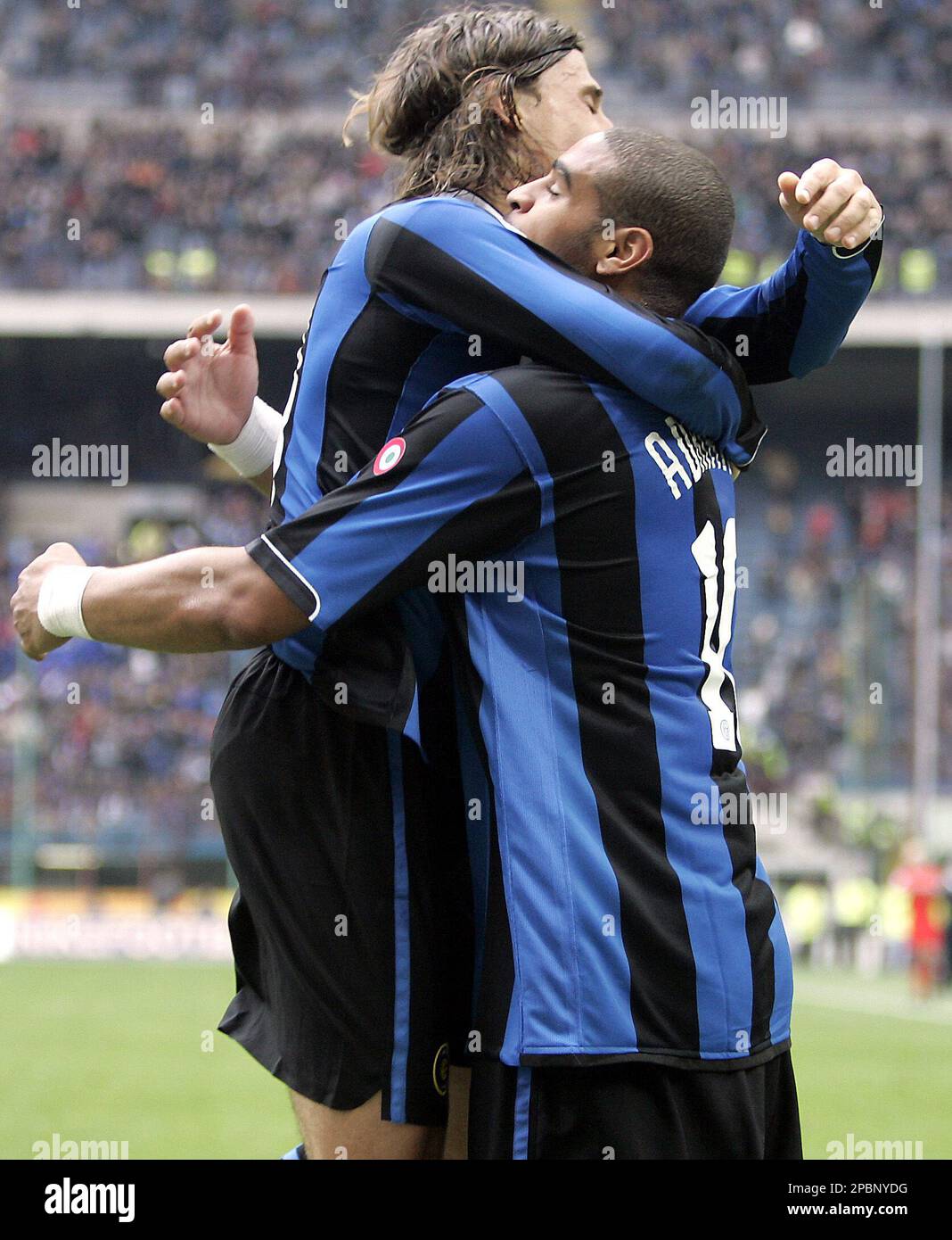 Inter Milan forward Hernan Crespo, left, of Argentina , celebrates with ...