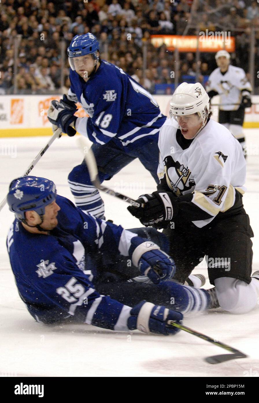 Toronto Maple Leafs' Hal Gill (25) collides with Pittsburgh Penguins ...