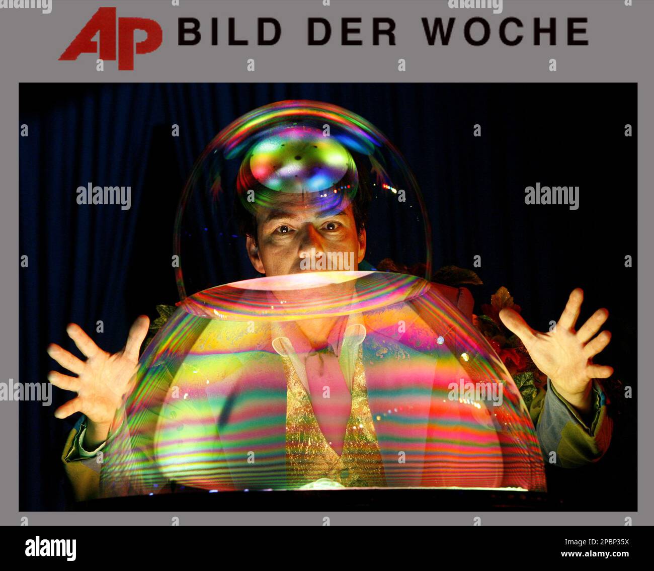 ** BILD DER WOCHE NATIONAL ** Artist Jano Yang performs with soap ...