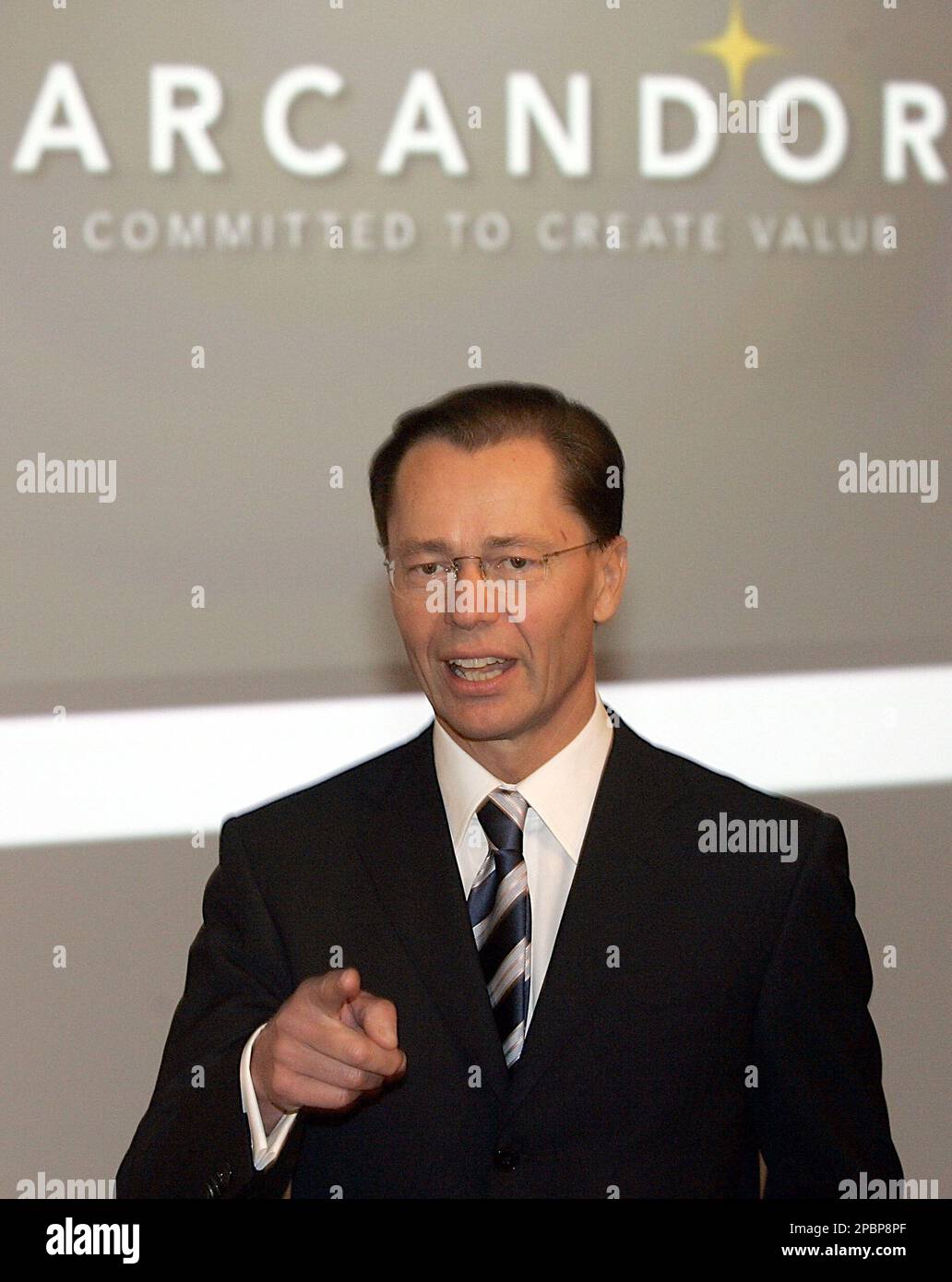 Der Vorstandsvorsitzende von KarstadtQuelle, Thomas Middelhoff, posiert am Donnerstag, 29. Maerz ...