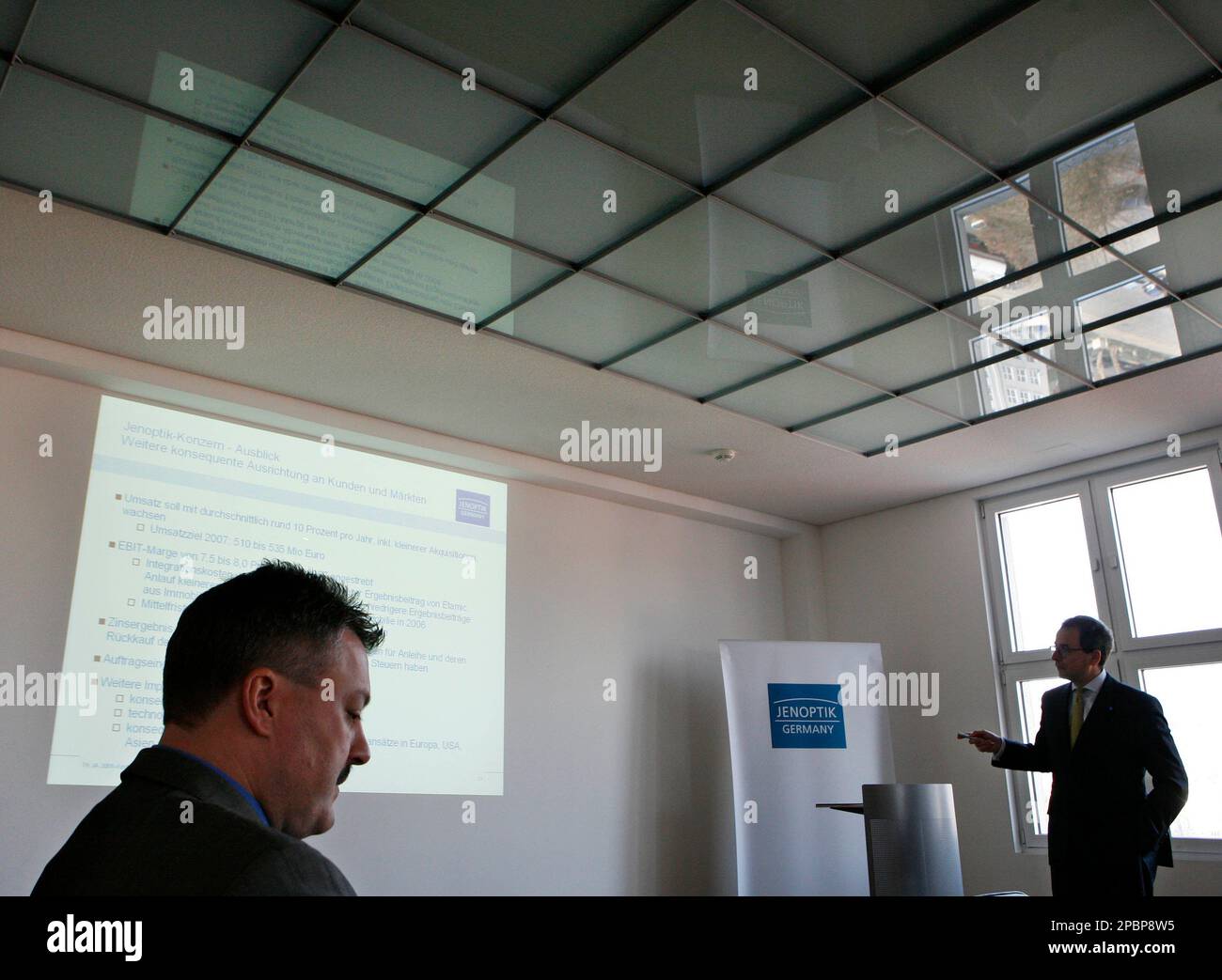 Alexander von Witzleben, Vorstandsvorsitzender der Jenoptik AG, rechts ...