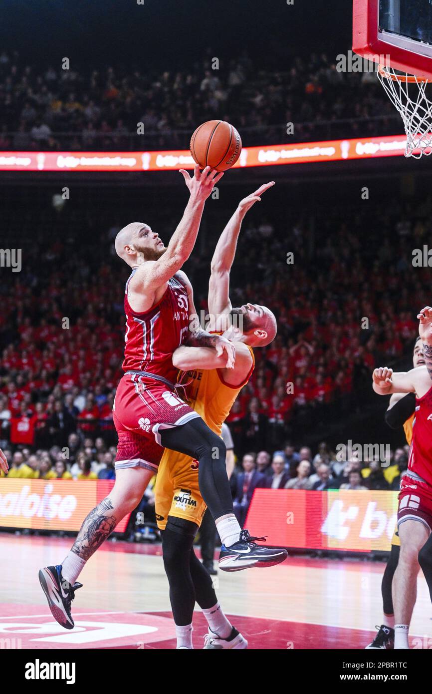 Antwerp's Reginald Reggie Upshaw Jr. and Oostende's Pierre-Antoine ...